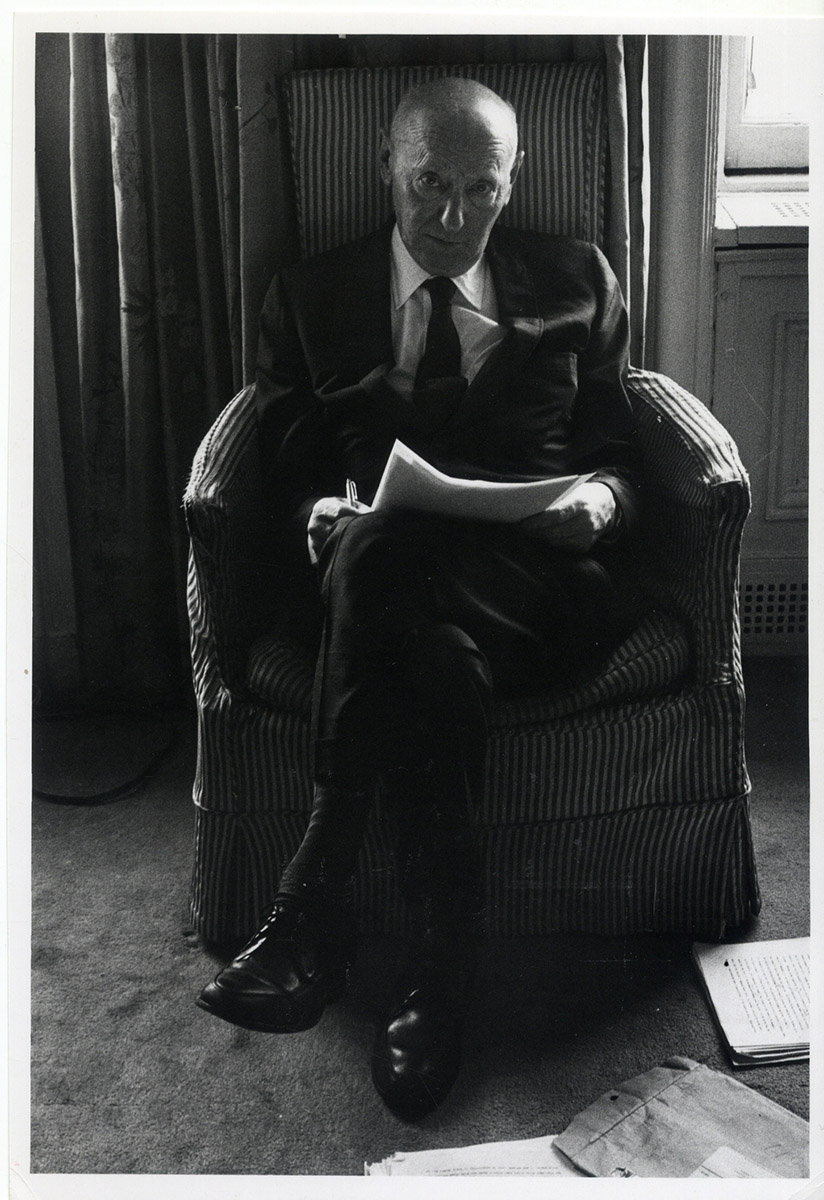ISAAC BASHEVIS SINGER [mid-to-late 1970s] Set of 2 photos - WalterFilm